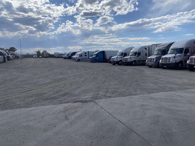 Tractor & Trailer Parking in Aurora, Colorado - Find Truck Parking